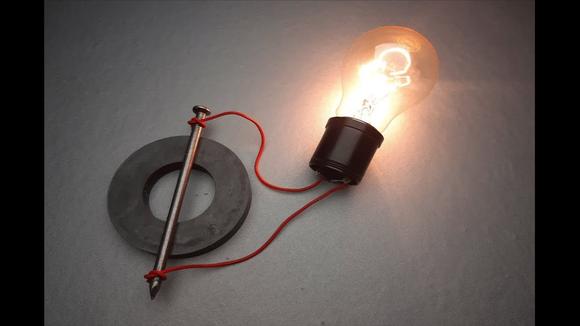 不用插电就能让电灯泡亮起来