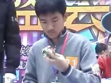 网友挑战魔方盲拧冠军庄海燕