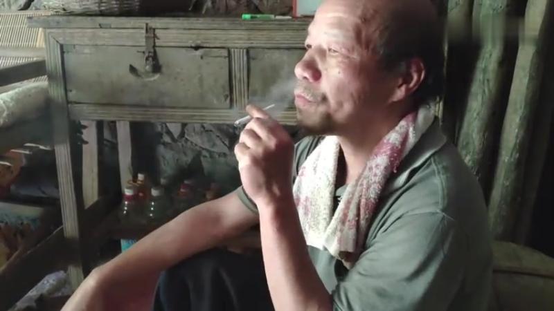 失明60年大伯抽烟丝能喝1.5斤白酒,活得比健全人都还洒脱