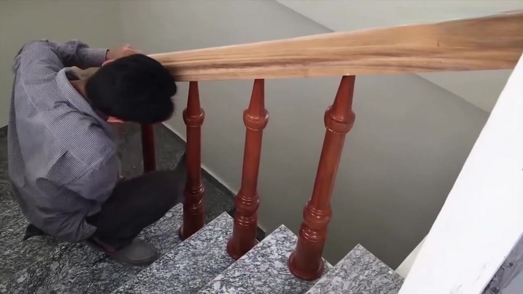 看日本木匠如何安装豪宅木质楼梯扶手,值得学习