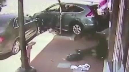 监拍女司机惊魂倒车, 连撞三人, 再也不敢让媳妇开车了