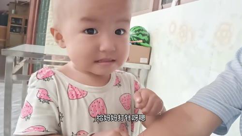 宝宝今天上演小医生了,都给哪些打针呢?做的有模有样的,搞笑