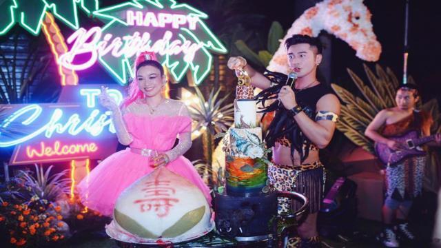 张伦硕推超大寿桃唱生日歌为爱妻钟丽缇庆生