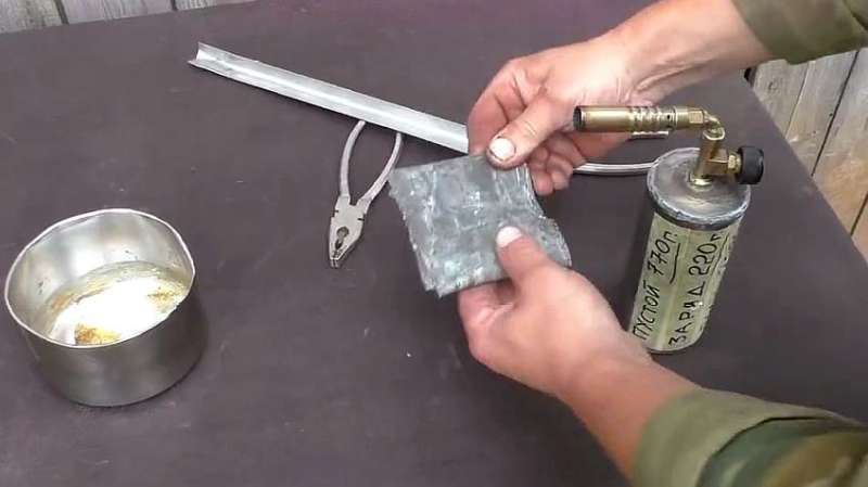 电瓶坏了怎么办?看老师傅是怎样修复的,佩服