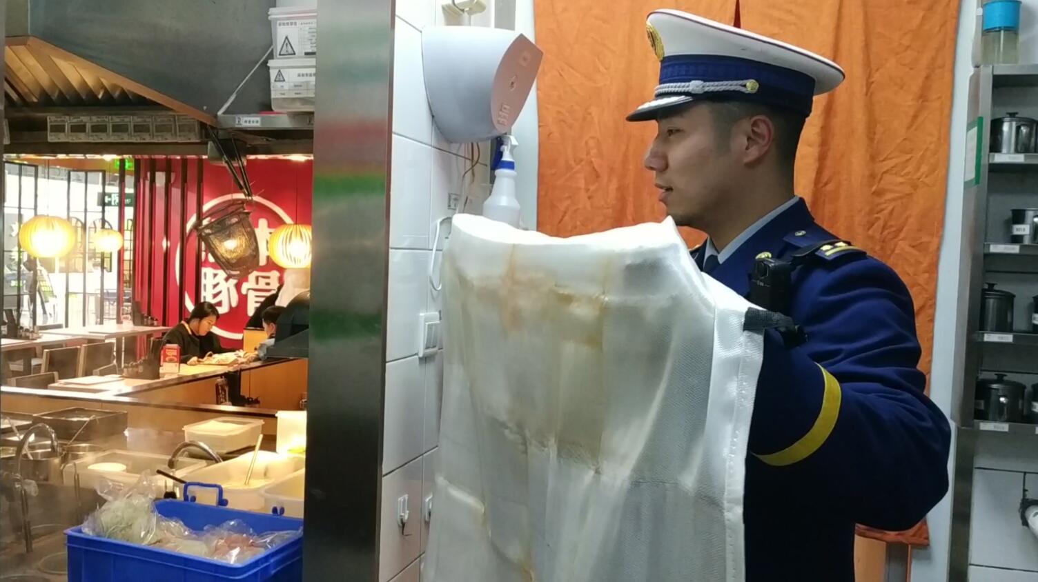 “这个手势一定要记住” 石景山消防先查防火安全再教灭火知识