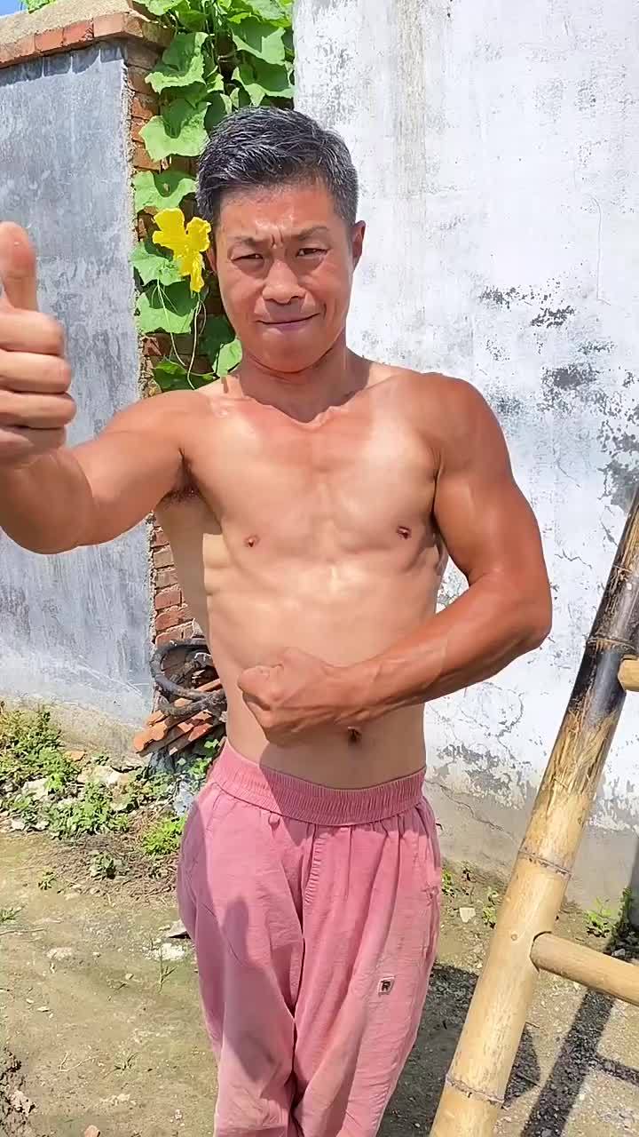 农村大哥上梯子的技术太强,一般人看完直呼不行