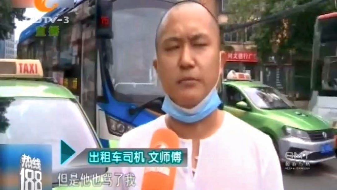 闹市别车引发纷争,如此行为不应该,遵守交通法规安全行车