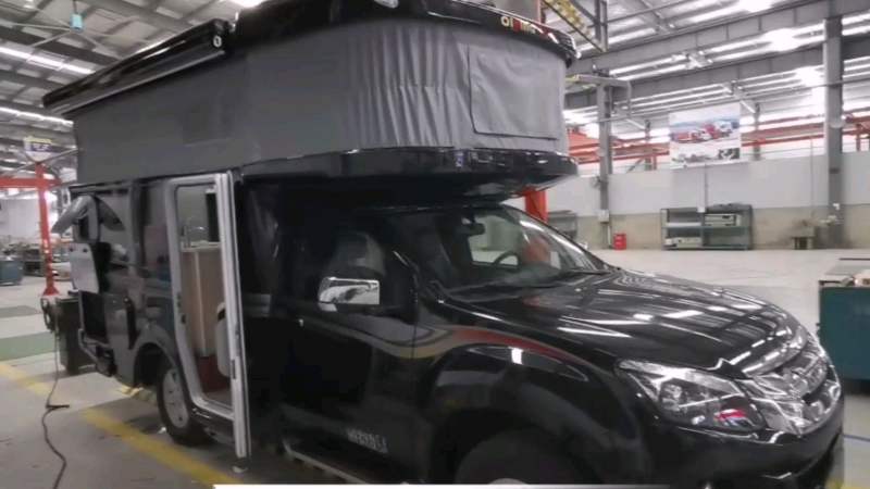 国内首台黑色单排皮卡升顶房车,6座对坐沙发布局,适合全家出行