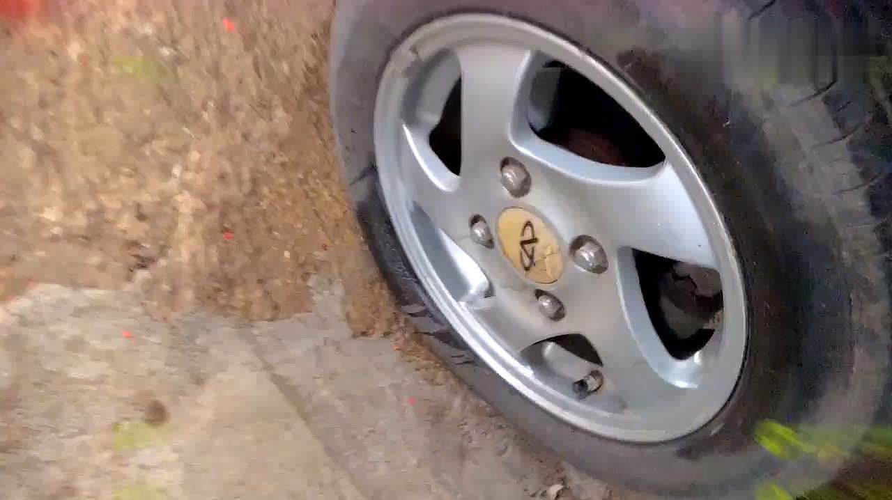 车刚停好,一股烧焦味扑鼻而来,拿水来轮胎冒烟了