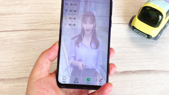 微信主题来了,点击这里就可以设置,还可以把视频当做主题