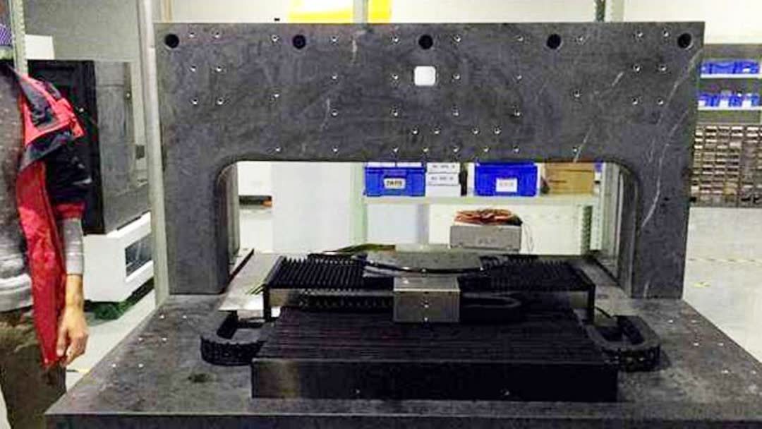 什么是受激辐射呢?激光好比在一刹那间把光放大千百亿倍!