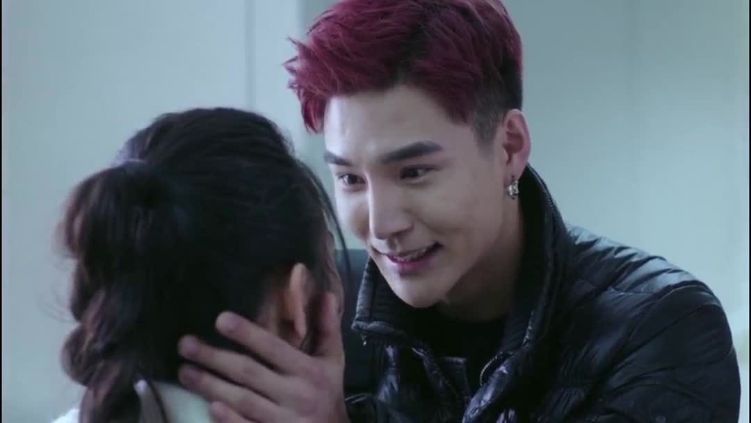 急诊科医生:得知梅梅怀孕,男友跨越大洋来相见,小情侣紧紧相拥