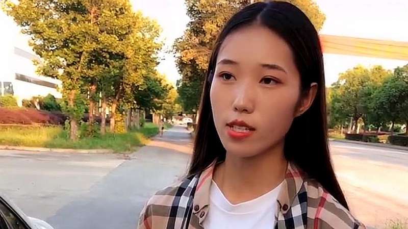 残疾人沿街乞讨,美女看到劝说:残疾但不能丢了尊严