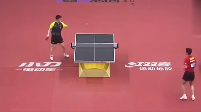厉害了,张继科一个眼神,樊振东就跟张继科在赛场耍起了“花招”