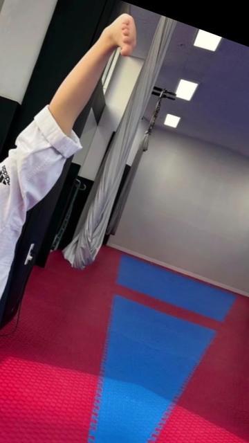 危险动作请勿模仿跆拳道过年给大家表演一个绝活