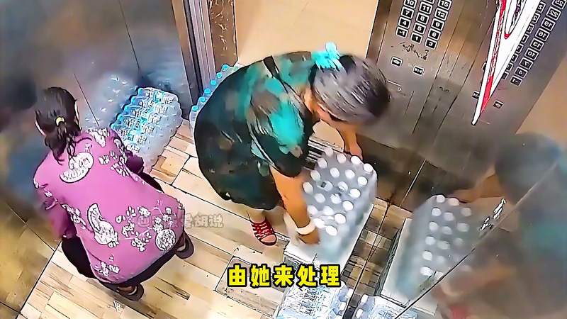 监控拍下可怕的瞬间,电梯里大妈居然徒手扒电梯门
