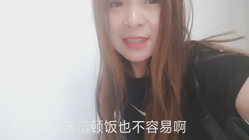 主播娜娜的日常,朋友打电话要我过去吃饭,看看吃啥好吃的,