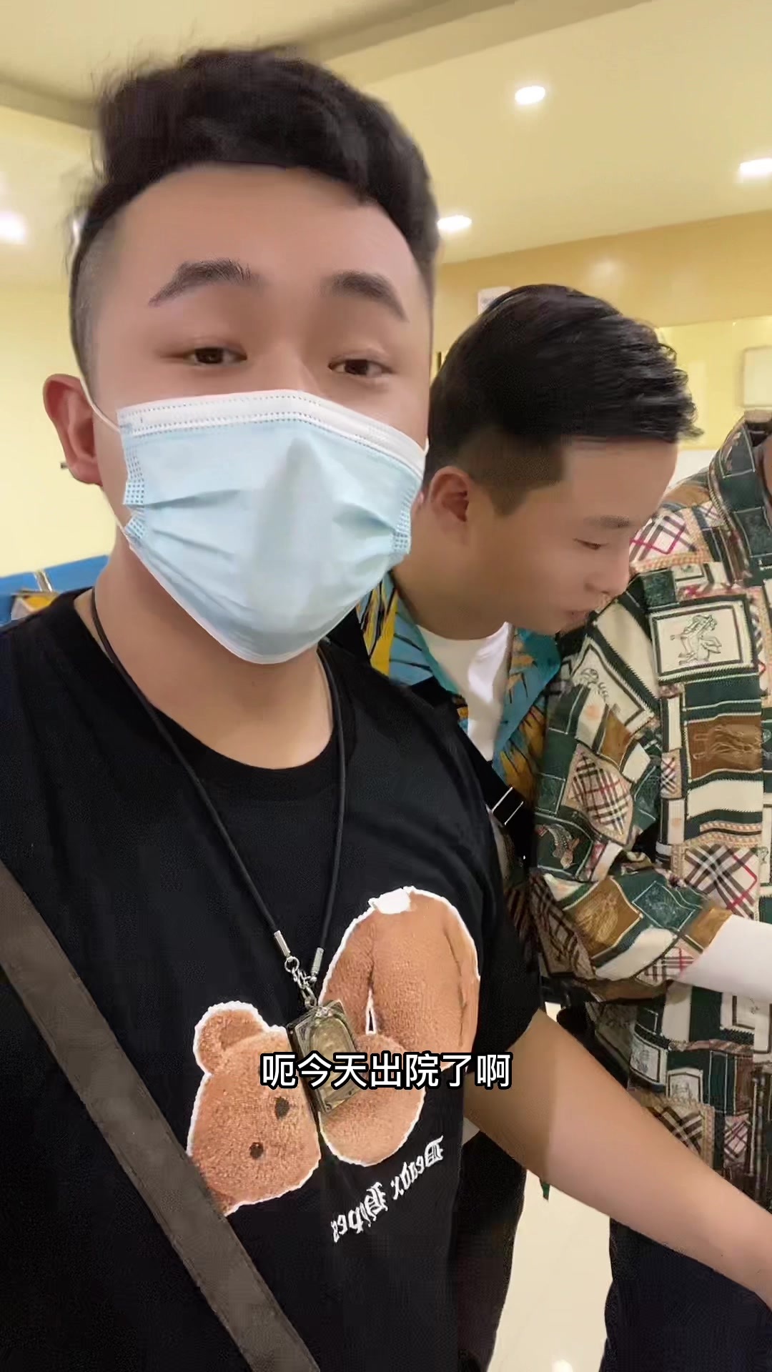 ...就是咳嗽,医生说应该是病毒性感冒或者细菌性感冒,这几天在医院的药...