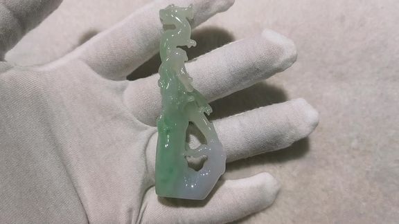 纯手工雕刻的翡翠小摆件。