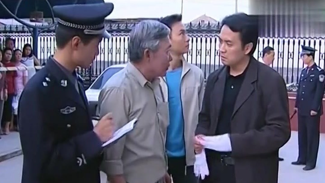 小区发生抢劫案,女子直接被菜刀砍死,地上一片血迹!