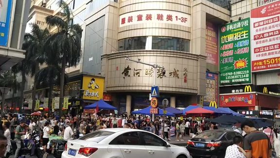 东莞虎门黄河摆地摊衣服才10块钱,好多人抢购