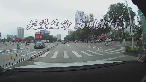 出行安全,你我有责,考考你,这段视频里有哪些违反交规的地方?