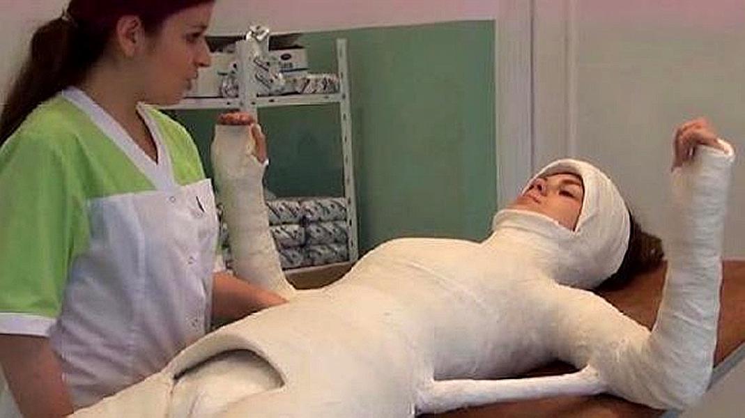 女子为保持身材,竟用绷带绑自己3年,拆开后不淡定了!