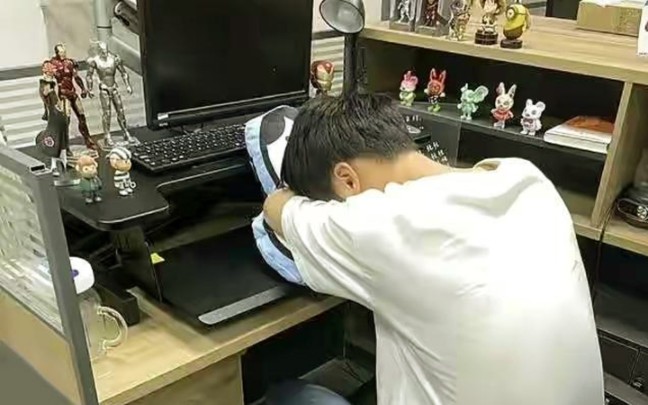00后小会计,整天趴桌子上睡觉工作却能按时完成,他说:工作后才明白...
