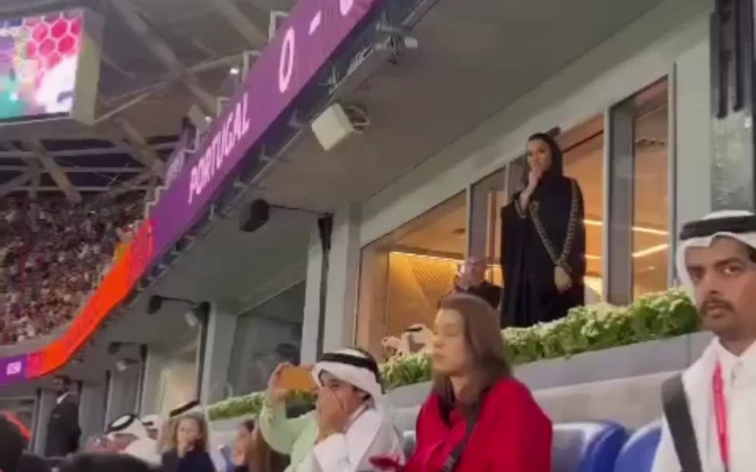 卡塔尔太后亲临世界杯现场,独自在贵宾室看比赛