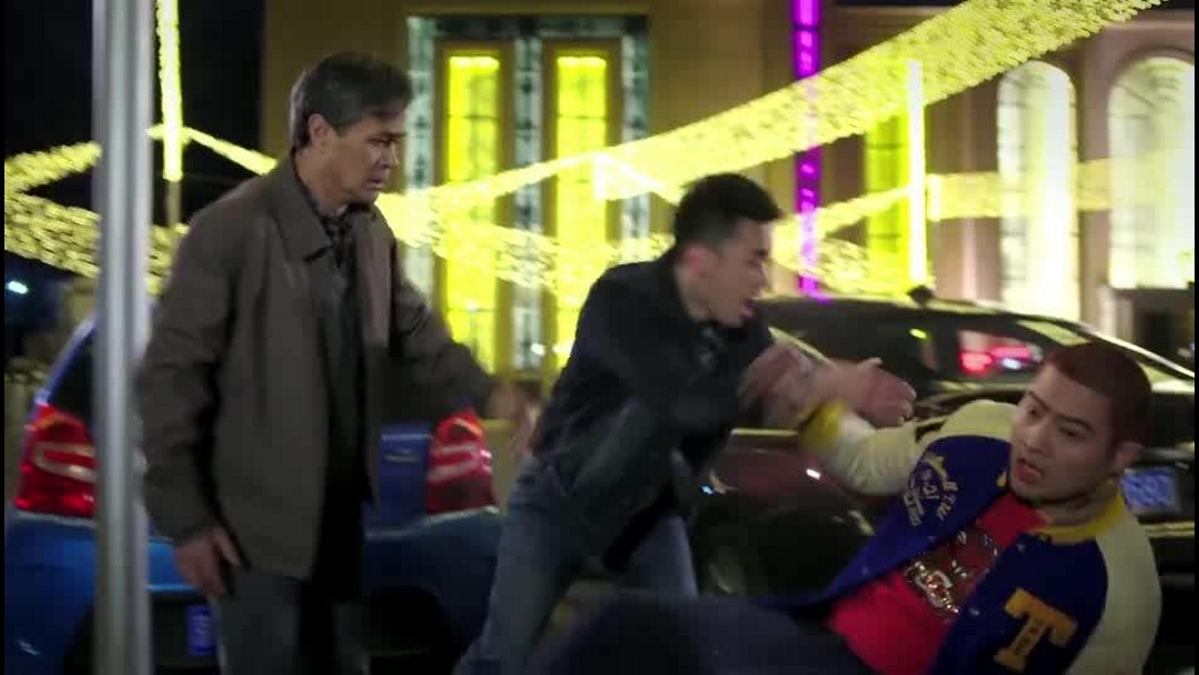 儿子欠银行巨款被起诉,父亲质问却被破骂,混账的数落父亲没有钱