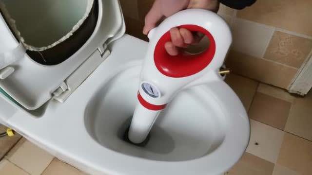 国外发明"疏通马桶神器",不用油也不用电,轻轻一按马上疏通!