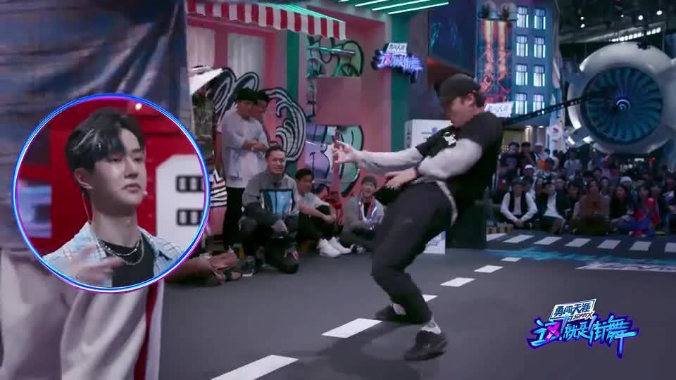 这就是街舞:王一博是真的很热爱街舞,看每一位选手跳舞都好认真