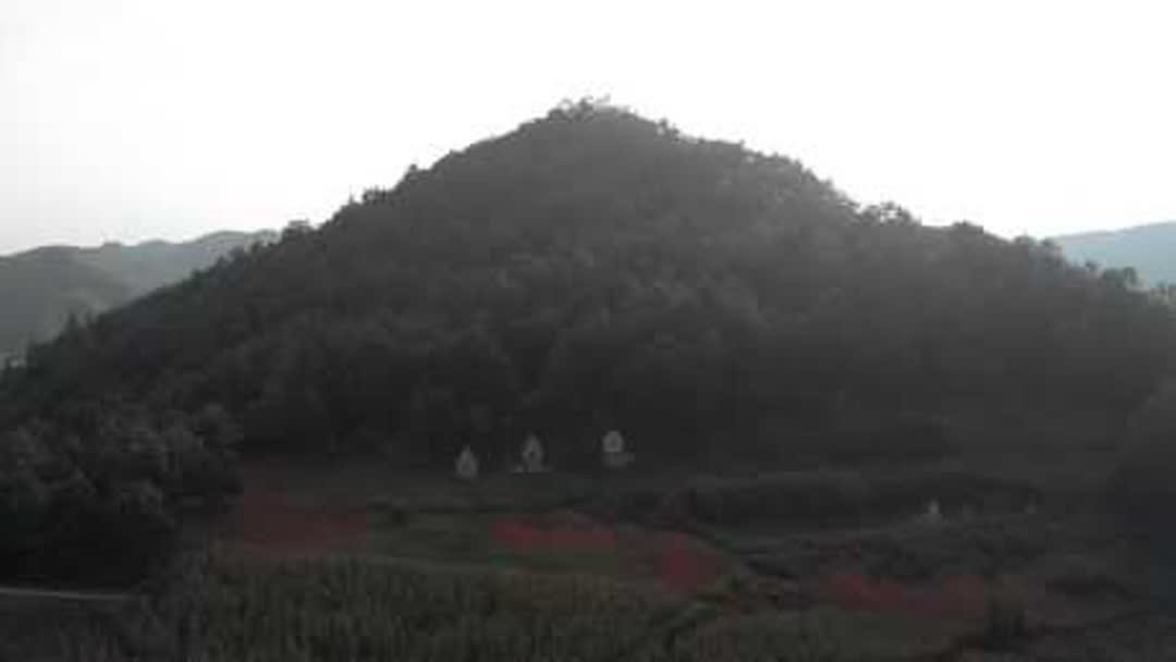 大地格局,山脚下有三穴地,你看哪穴地主富发贵的正穴