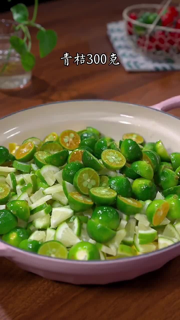 天热来一杯百香果柠檬茶,冰冰凉好喝又解腻,一次多做点放冰箱...