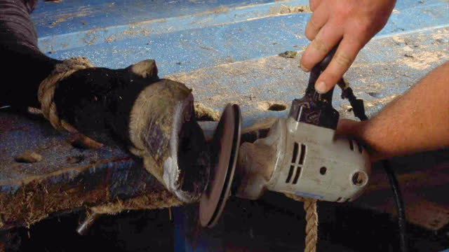 修牛脚没见过吧?直接用砂轮机上去磨,太暴力了!