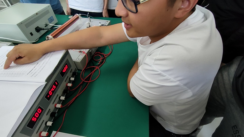 霍尔效应与磁场测量