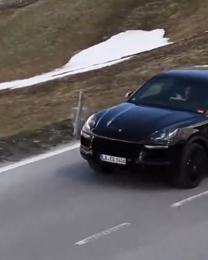 新款保时捷卡宴路试视频,主要变化在尾部