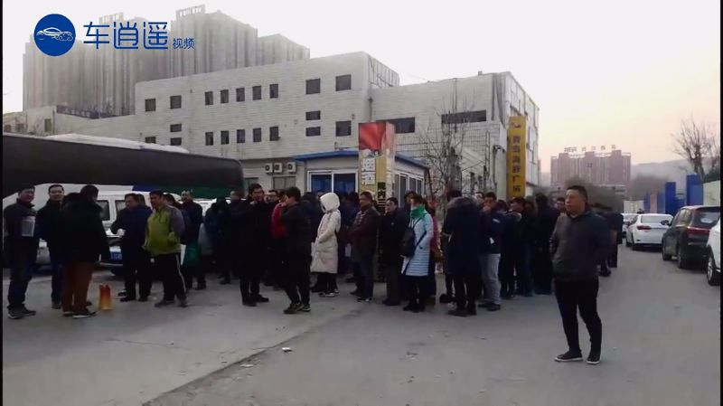 买车尽快!别等月底!目前排队交购置税的人已经排出好几十米!
