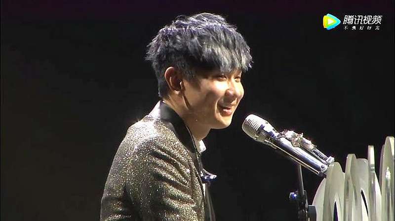 林俊杰:上海演唱会《小酒窝》,对粉丝害羞的说:我永远爱你到老