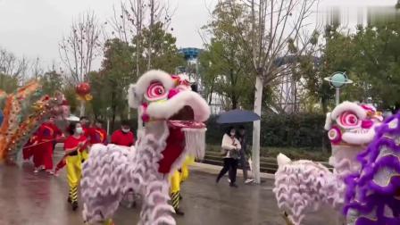 咚咚锵,咚咚锵!过新年,锣鼓响舞龙舞狮真热闹,大街小巷喜洋洋