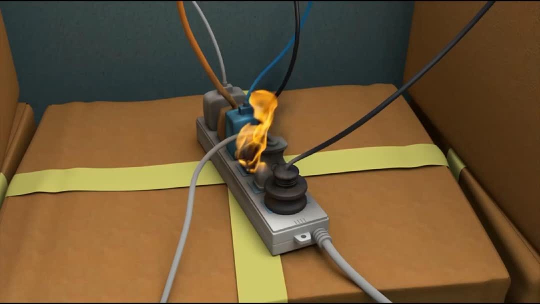 插排要避免插满,要不然会有火灾隐患,快看看你家是不是也这样!