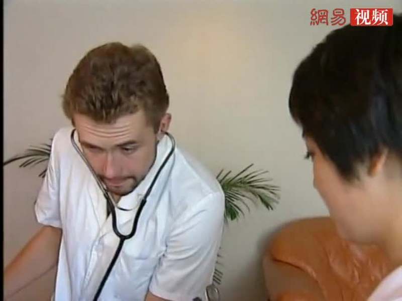 老外假装医生给男子治病,男子也太能忍了,挠脚底板都可以忍
