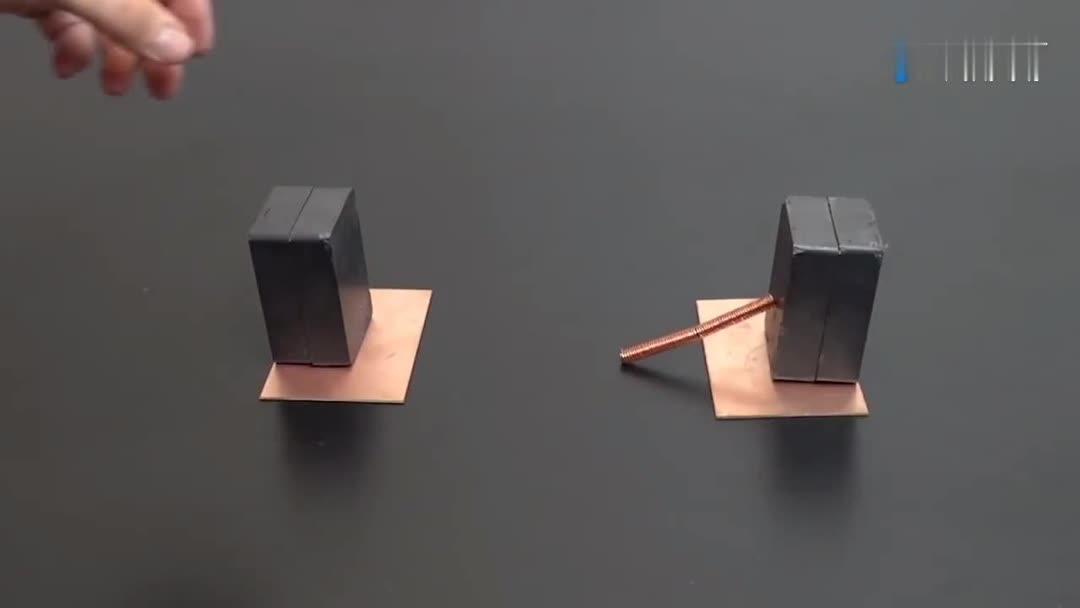 两块磁铁加铜线圈就能点灯230伏的灯炮?这是什么原理?