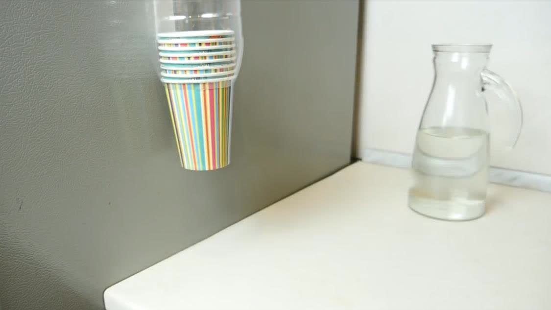 教你个小妙招,用一个可乐瓶就可以制作一款纸杯取杯器,太简单了