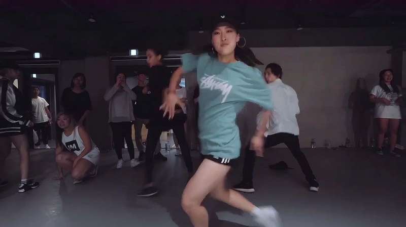 韩国多人一起表演舞蹈,动作简单易学,配合的也很棒