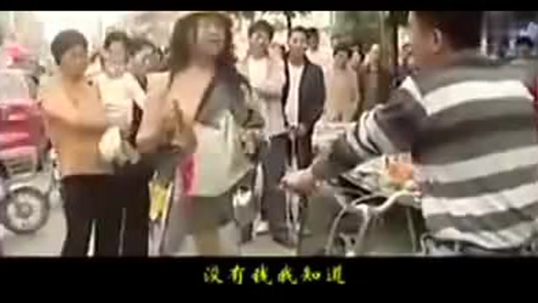 农村老汉上街乞讨,这口才堪比相声演员