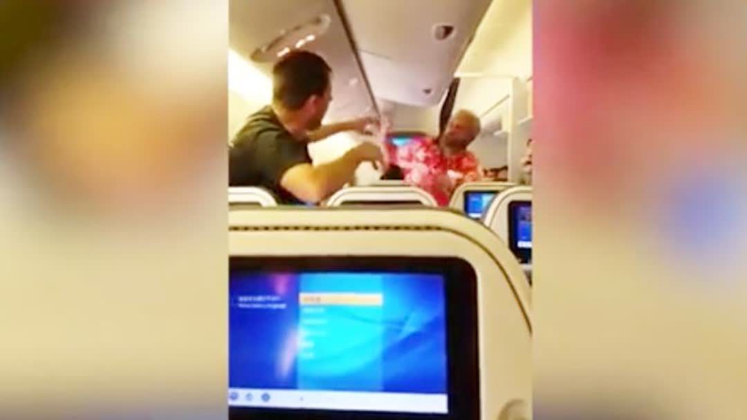 飞机上两男子打斗,空姐制止受到牵连