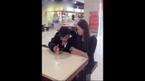 这对小情侣完全是角色互换了,画风都不一样!