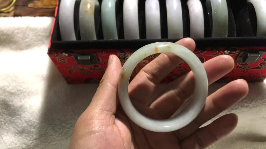 缅甸翡翠手镯,年底放漏啦,喜欢翡翠珠宝的家人们请多关注抖音号