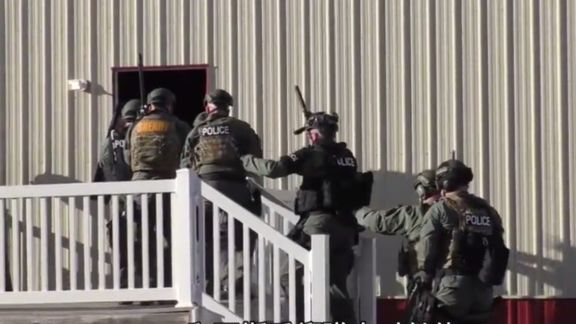 美国警察为抓小偷,竟用上了重武器炸毁民房,好大的动静~
